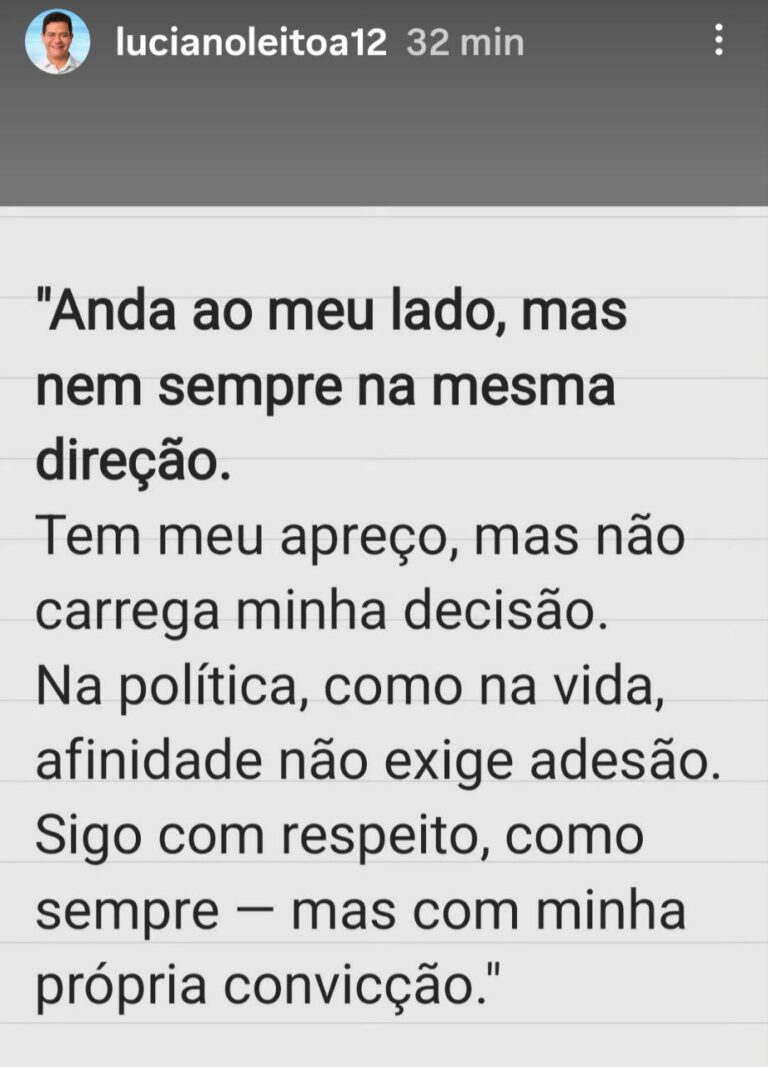 Luciano Leitoa se posiciona sobre Weverton Rocha ao lado de Carlos ...