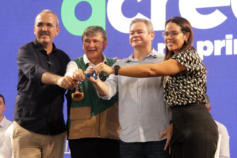 Ministro Wellington Dias entrega van à SEMDES e reforça estrutura da ...