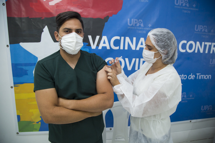 Timon: Técnica de enfermagem, a primeira vacinada da cidade, recebe ...